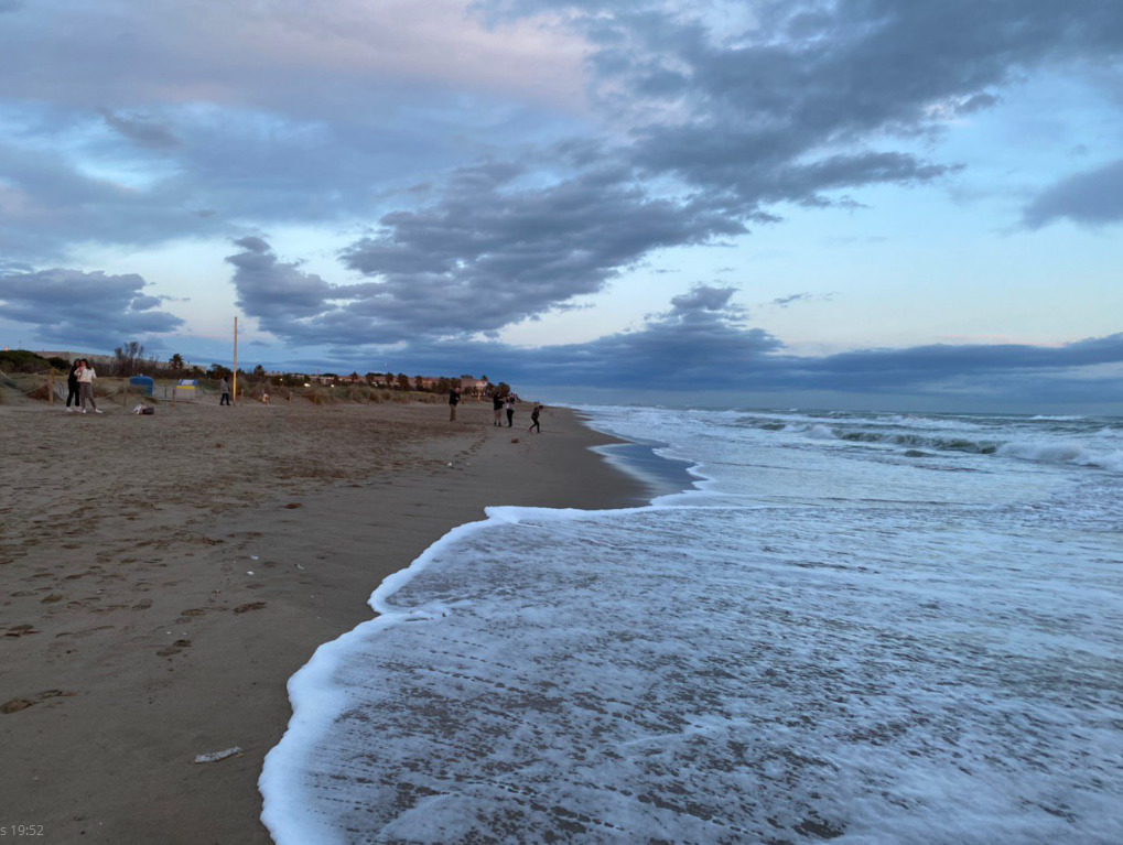El temporal borra parte de la playa de Gavà y alrededores